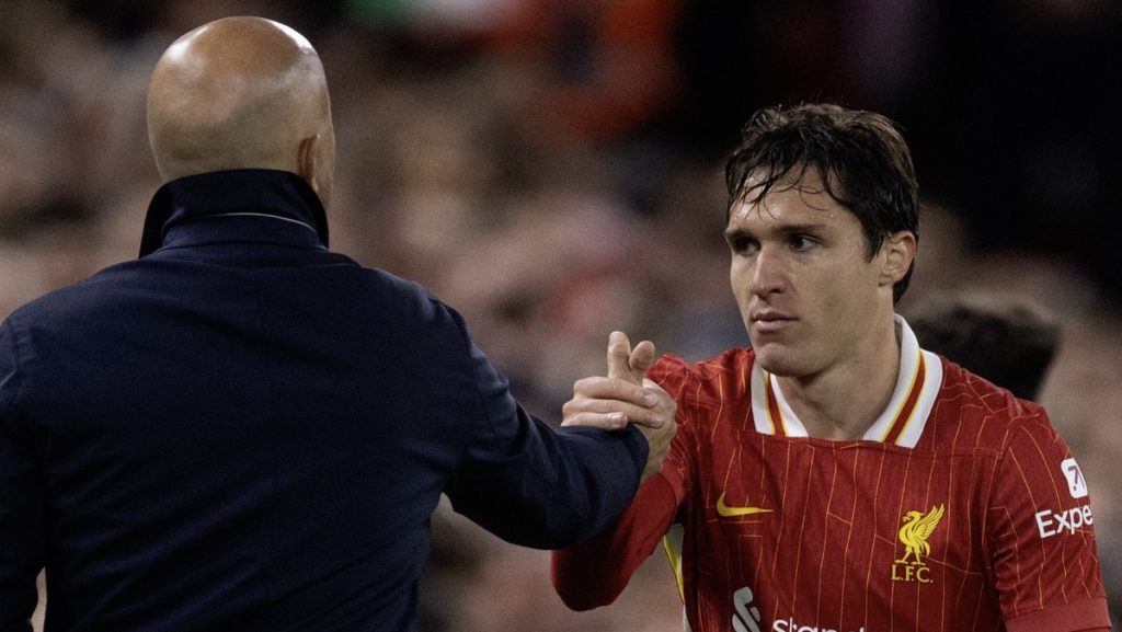 Chiesa escluso dalla lista UEFA del Liverpool: parla Slot