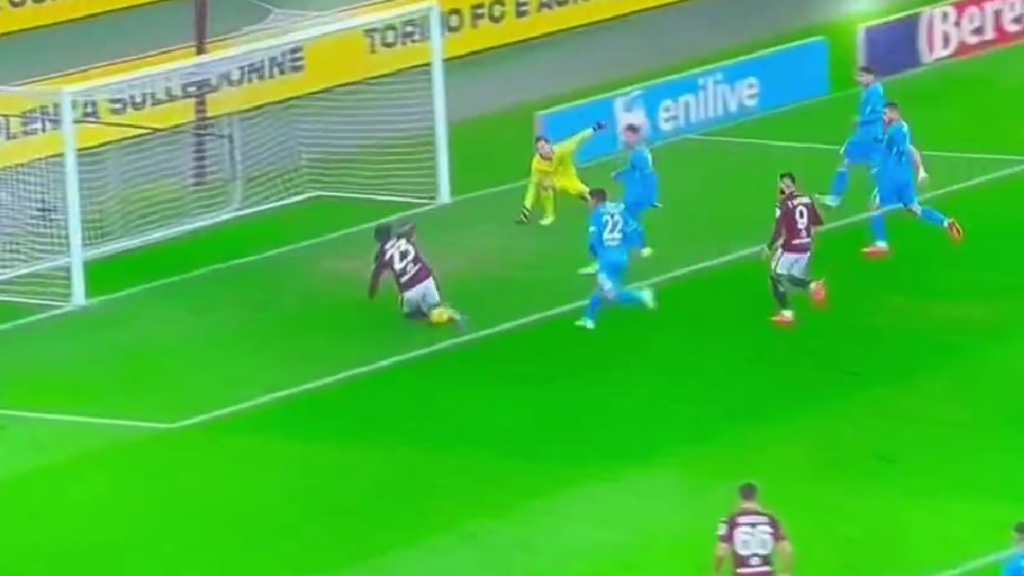 Errore Coco in Torino Napoli: clamorosa la papera - VIDEO