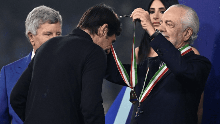Conte resta al Napoli, le reazioni del web: «Usati da lui»