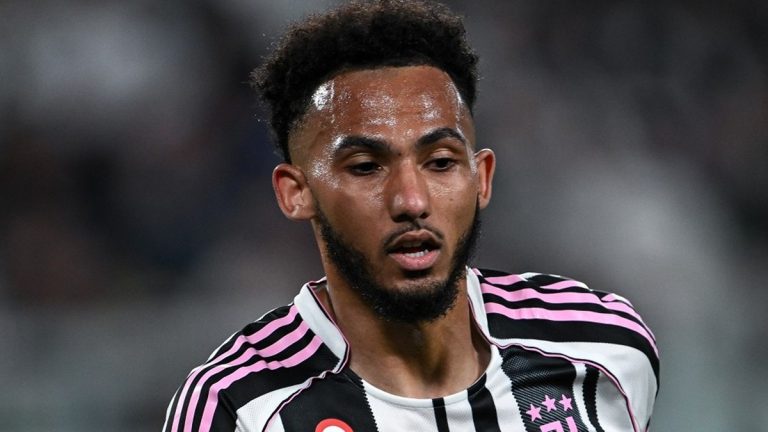 Kelly Juventus, il futuro del difensore è incerto: ultime