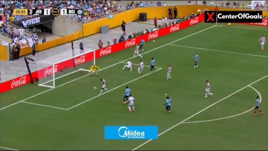 Autogol Kalulu, il Manchester City in vantaggio - VIDEO