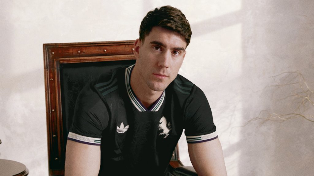 Vlahovic innamorato della terza maglia della Juve: la FOTO
