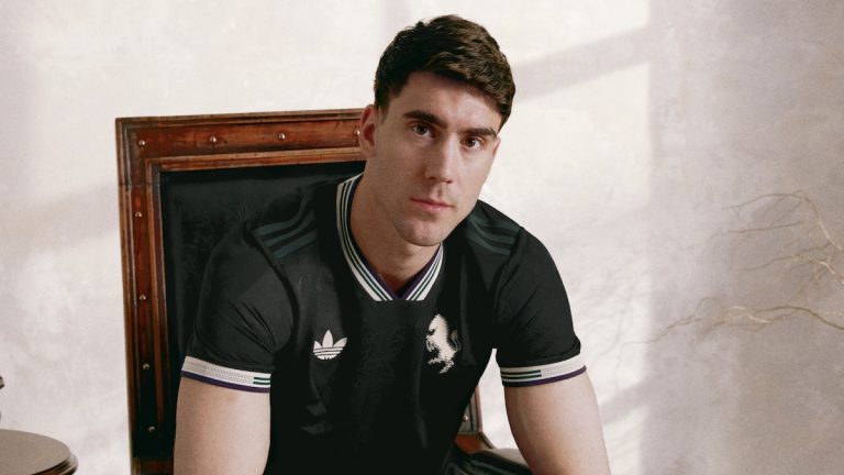 Vlahovic innamorato della terza maglia della Juve: la FOTO